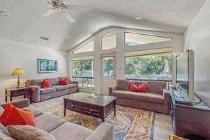 Casa, várias camas, aceita animais de estimação (River Oaks R&R) | Área de estar