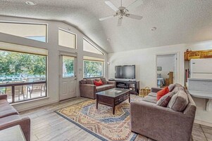 Casa, várias camas, aceita animais de estimação (River Oaks R&R) | Área de estar