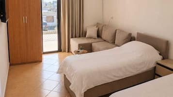 Quarto casal família, sacada, vista para a cidade | Cofres nos quartos, cortinas blackout, ferros/tábuas de passar roupa