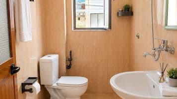 Quarto casal família, sacada, vista para a cidade | Banheiro | Chinelos, toalhas de banho