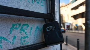 Um teclado de segurança fixado em uma parede com estrutura metálica.