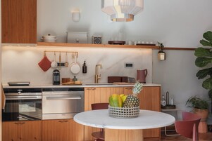 Apartamento de Luxo, vista para o mar | Cozinha privada | Minifrigorífico, um forno, uma placa de cozinha