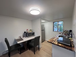 Suíte luxo, várias camas, vista para o lago | Cozinha privada | Geladeira grande, micro-ondas
