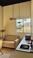 Suite Paraíso | Cozinha privada | Um frigorífico, um micro-ondas, uma placa de cozinha, uma torradeira 