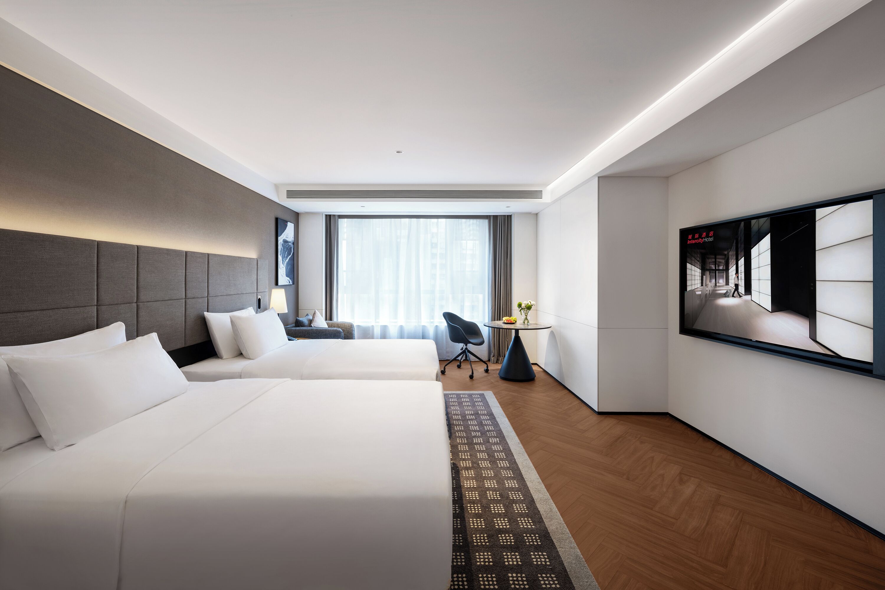 Quarto Twin Standard | Edredões de penas, camas de colchão viscoelástico, minibar, secretária 
