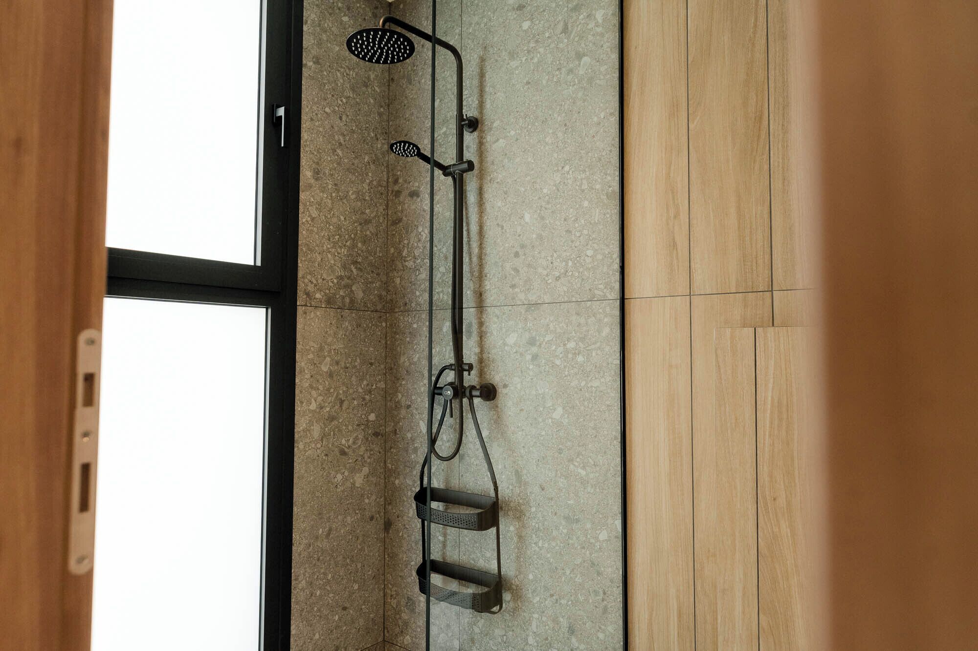 Quarto Duplo Superior | Casa de banho | Um polibã, um chuveiro fixo, toalhas fornecidas 