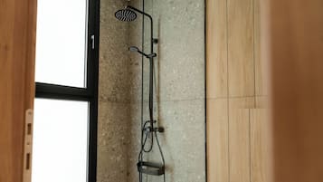 Quarto Duplo Superior | Casa de banho | Um polibã, um chuveiro fixo, toalhas fornecidas