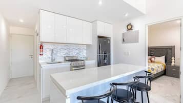 Apartamento, várias camas, Vista para a cidade (Marea Los Cabos Fragata 404) | 2 quartos, com decoração personalizada, com mobília individualizada