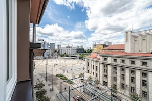 Paisagem urbana com uma grande praça aberta, edifícios históricos e estruturas modernas.