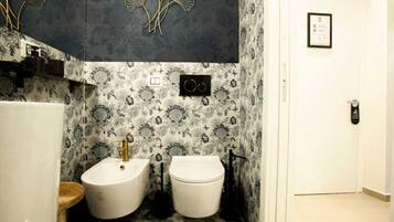 Uma casa de banho com lavatório, sanita e arte decorativa na parede.
