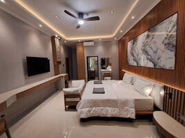 Quarto casal superluxo, vista para a piscina (Junior Suite Pool View) | Roupas de cama premium, camas Select Comfort