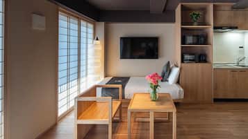 Apartamento em estilo japonês, sacada, vista para a cidade | Cortinas blackout, ferros/tábuas de passar roupa, Wi-Fi de cortesia