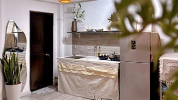 Apartamento Comfort | Cozinha privada | Um frigorífico, utensílios de cozinha, mesas de jantar