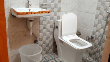 Quarto Deluxe | Casa de banho | Um polibã, chinelos, sabão, champô