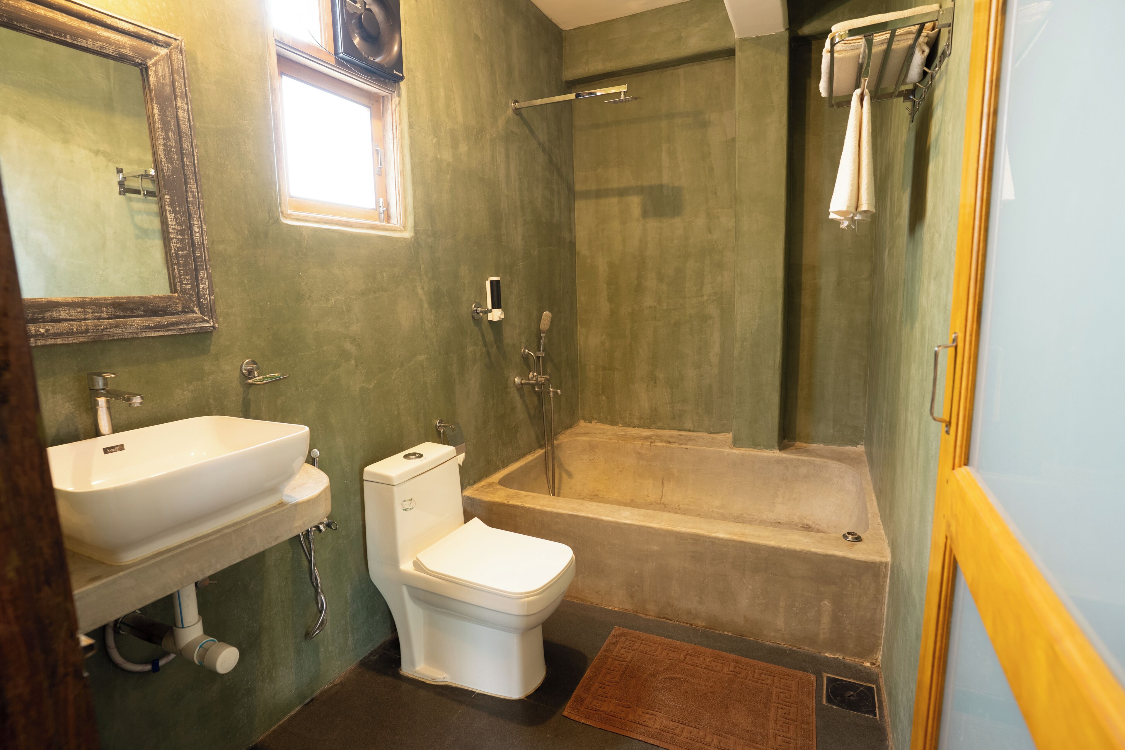 Quarto triplo luxo, sacada | Banheiro | Toalhas de banho, sabonete, shampoo, papel higiênico