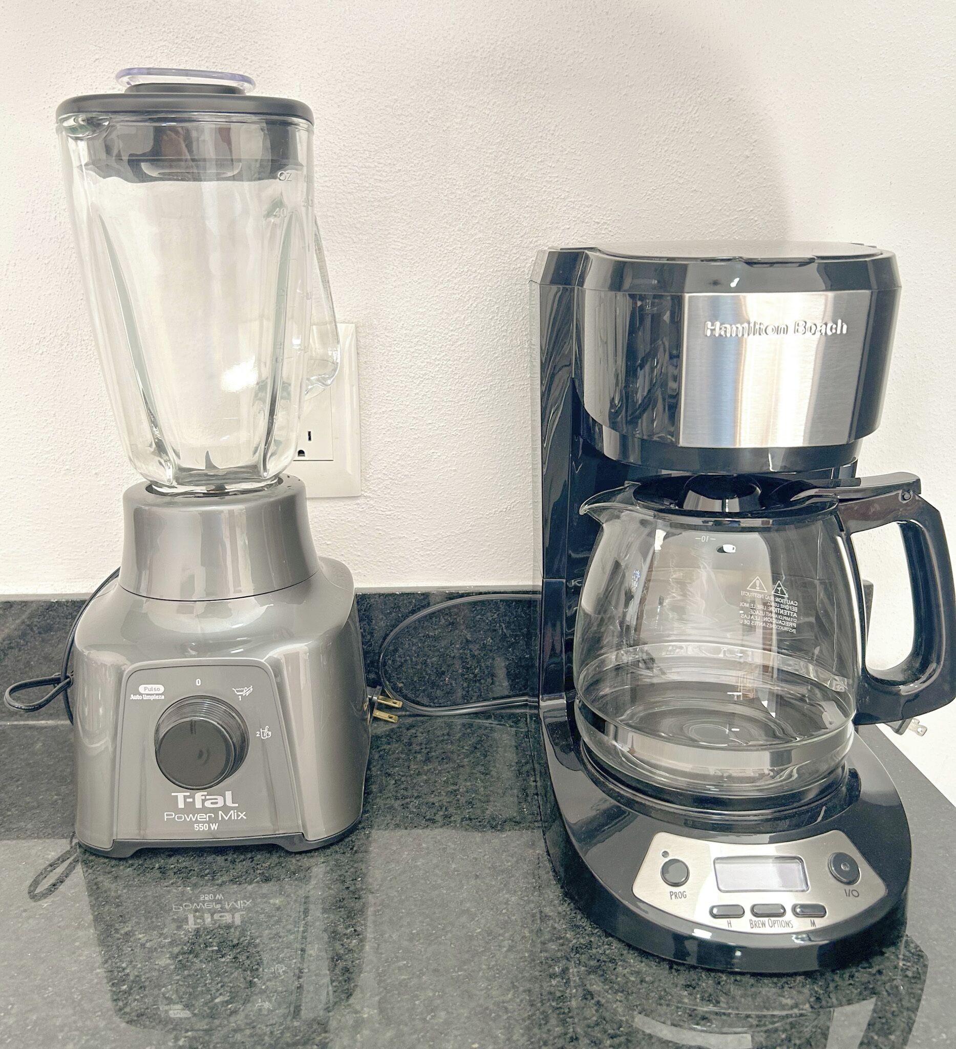 Um liquidificador T-fal Power Mix e uma cafeteira Hamilton Beach em uma bancada de cozinha.