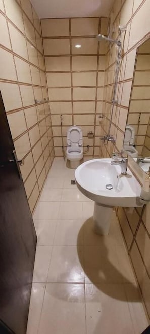 Um polibã, toalhas fornecidas, sabão, champô 