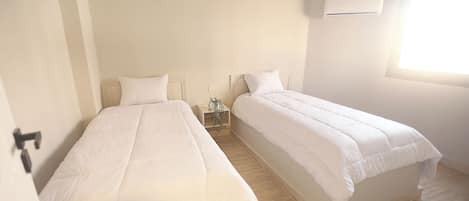 Cofres nos quartos, escrivaninha, cortinas blackout