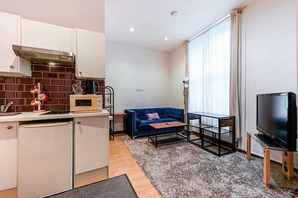 Earls Court Apt, Sleeps 3 With Private Entrance - Chelsea