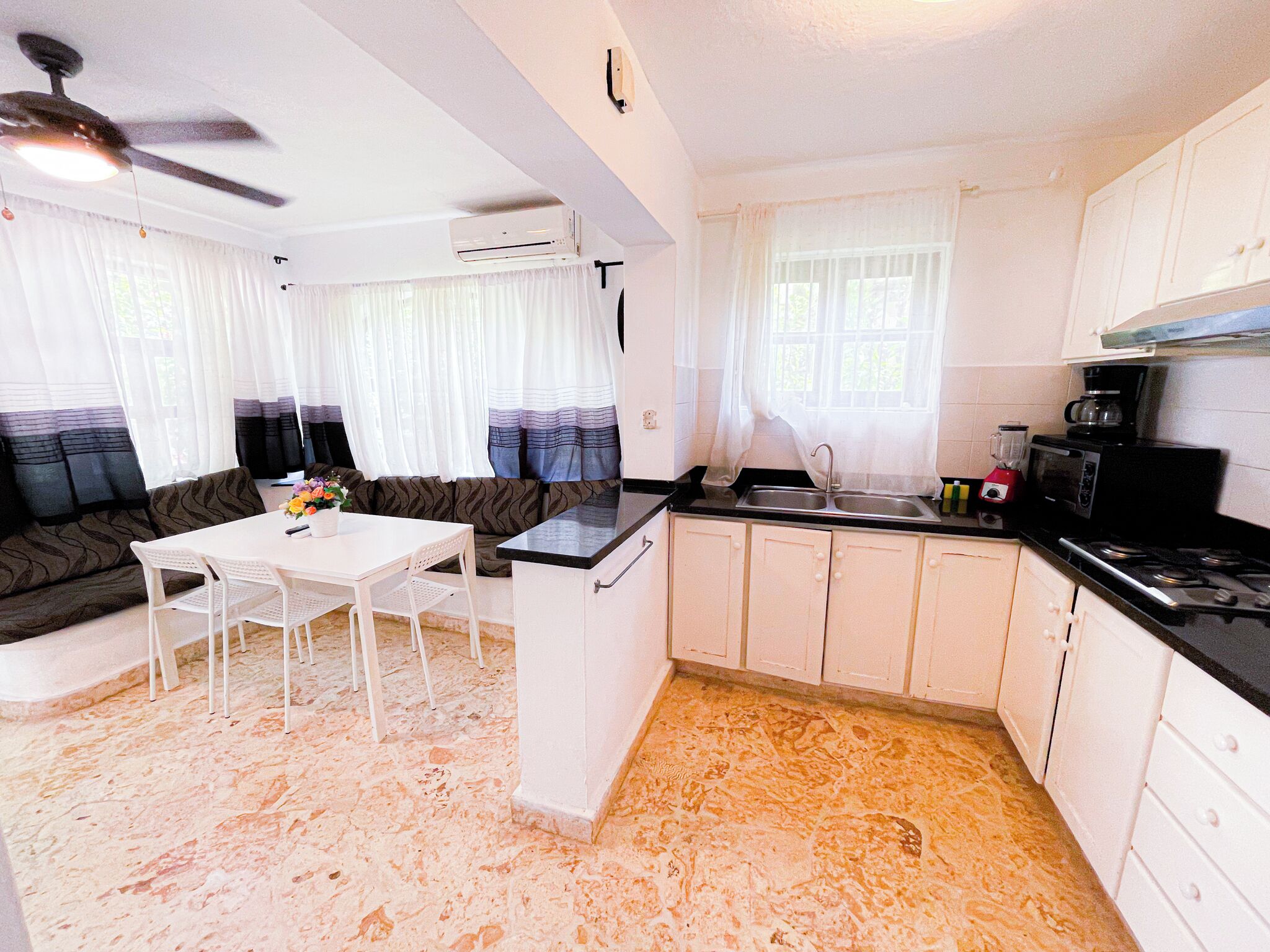 Villa, 3 quartos, vista para o jardim, junto ao jardim | Cozinha privada | Um frigorífico, uma placa de cozinha, uma cafeteira/bule 