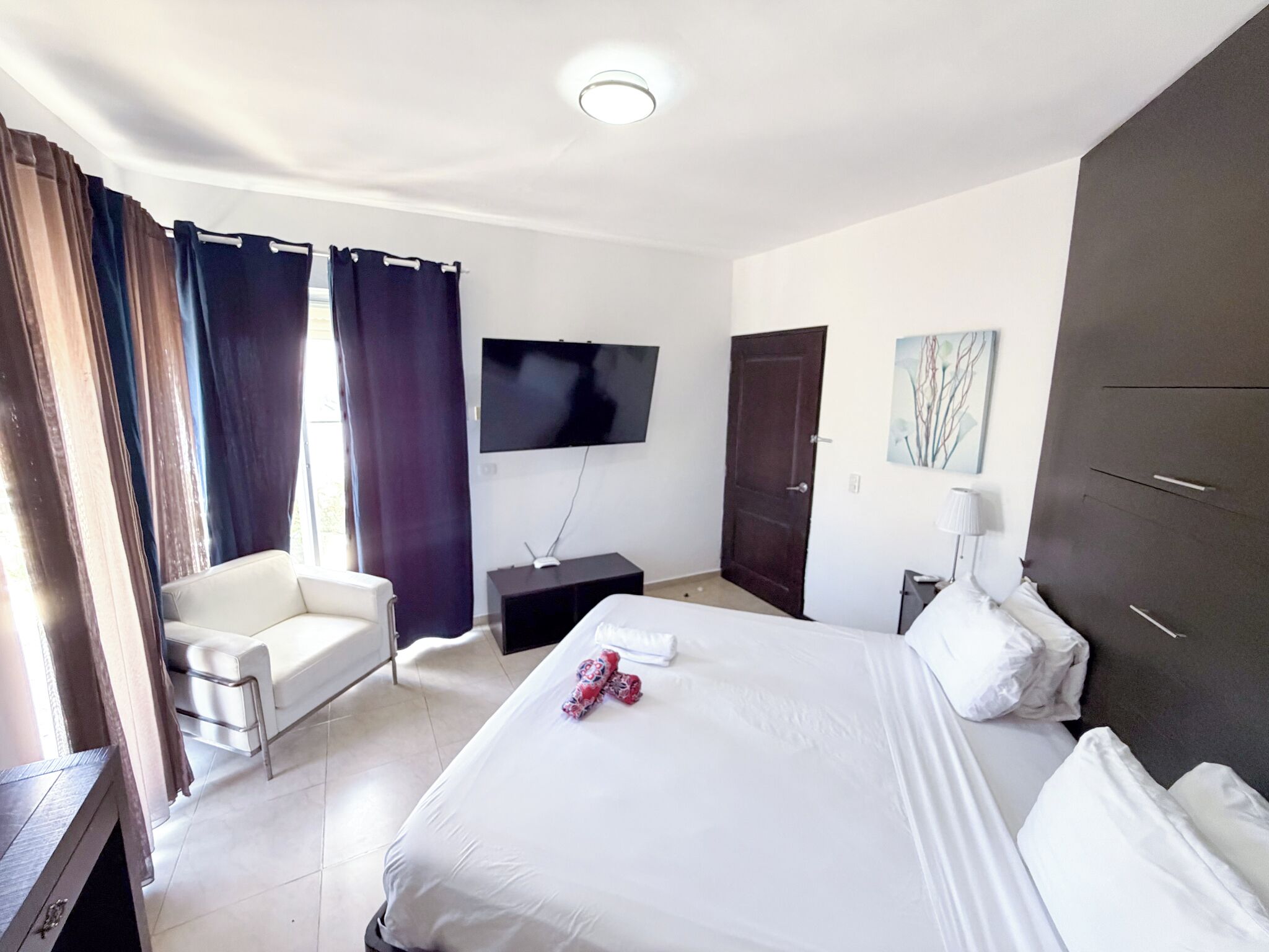 Apartamento Superior, vista para a piscina | Cofre no quarto, Wi-fi grátis, roupa de cama fornecida 