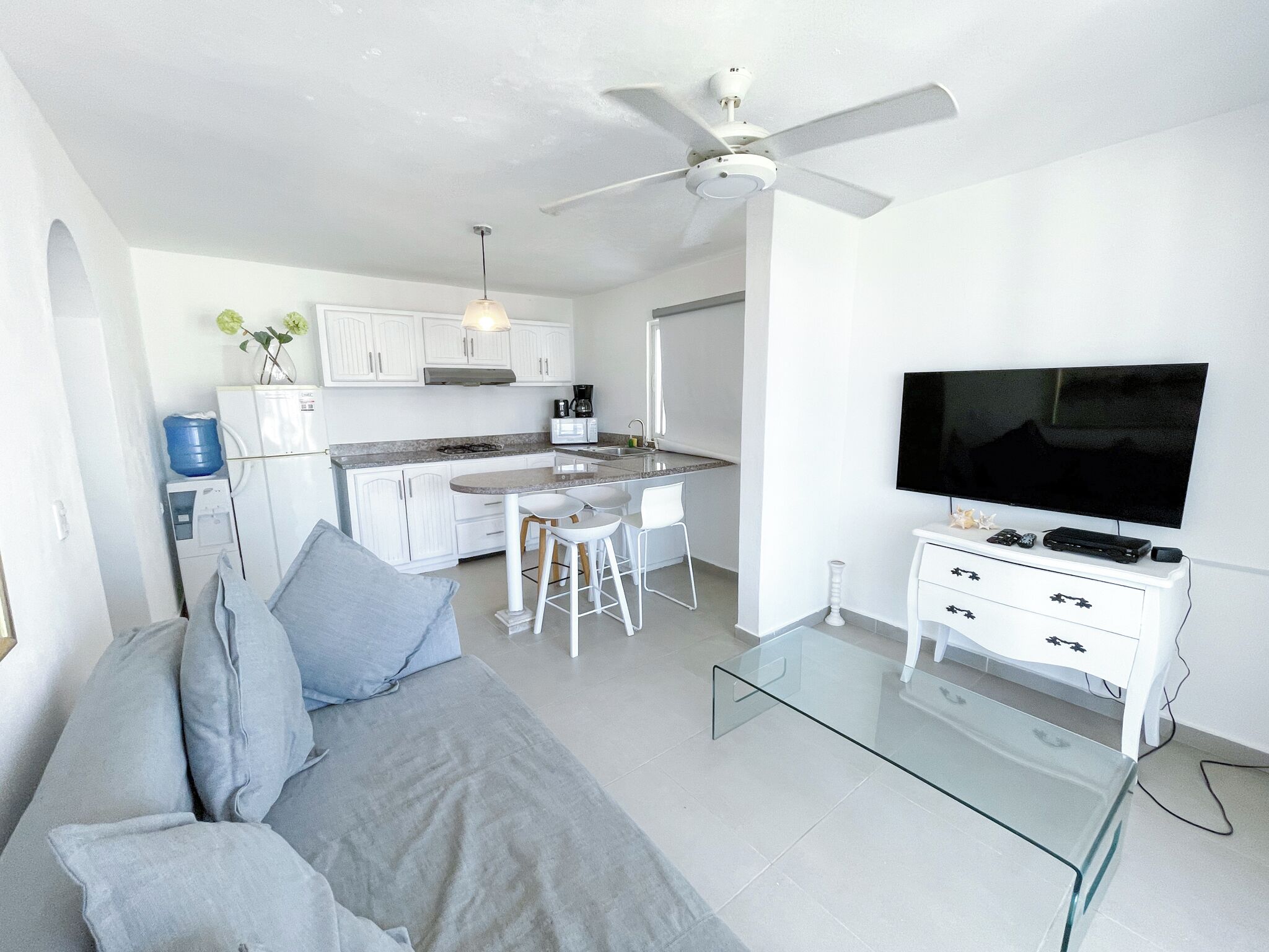 Apartamento Júnior, vista para a praia | Sala de estar | Televisor LCD 