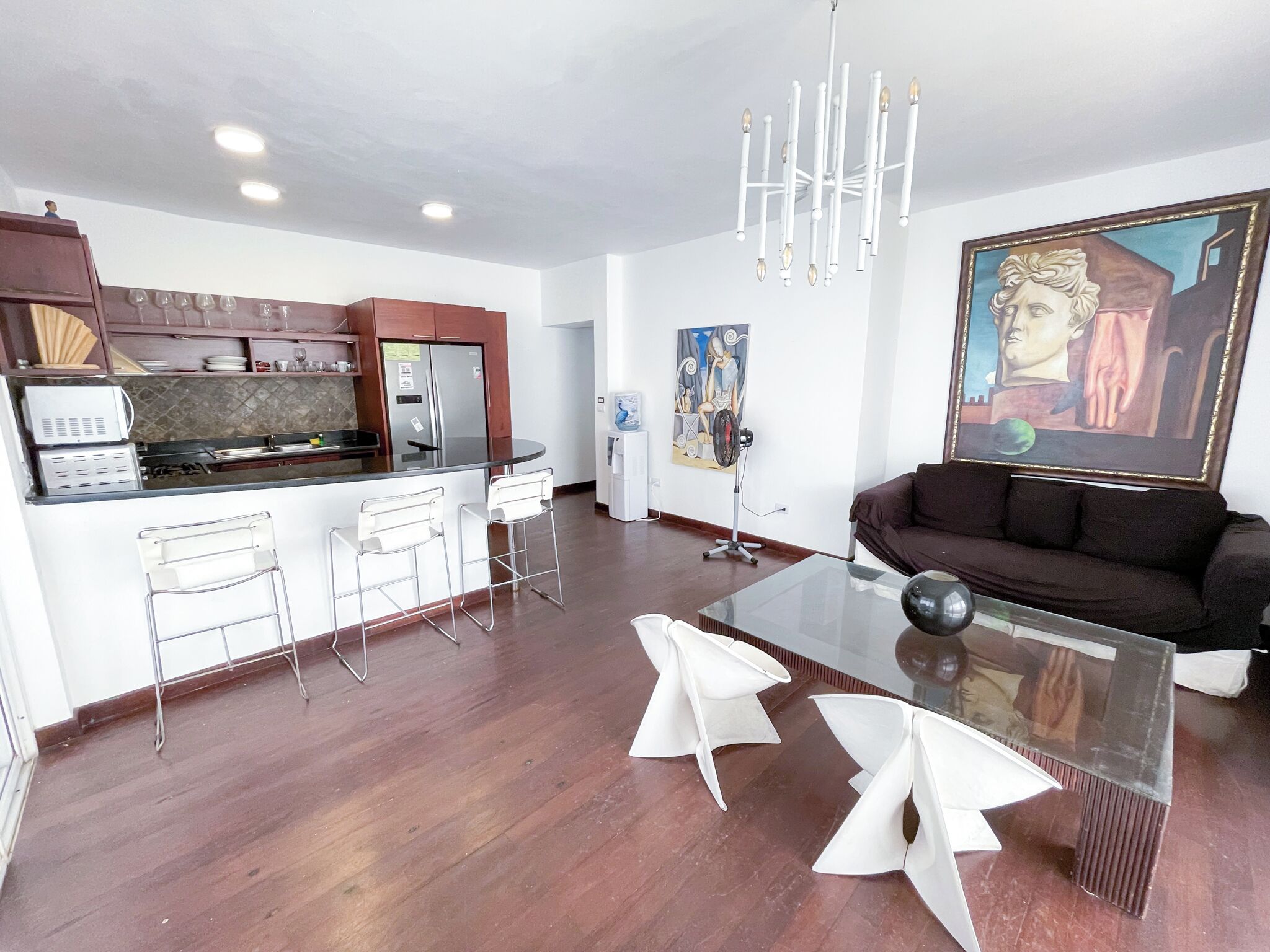 Apartamento Superior, 2 quartos, vista para a piscina | Sala de estar | Televisor LCD 