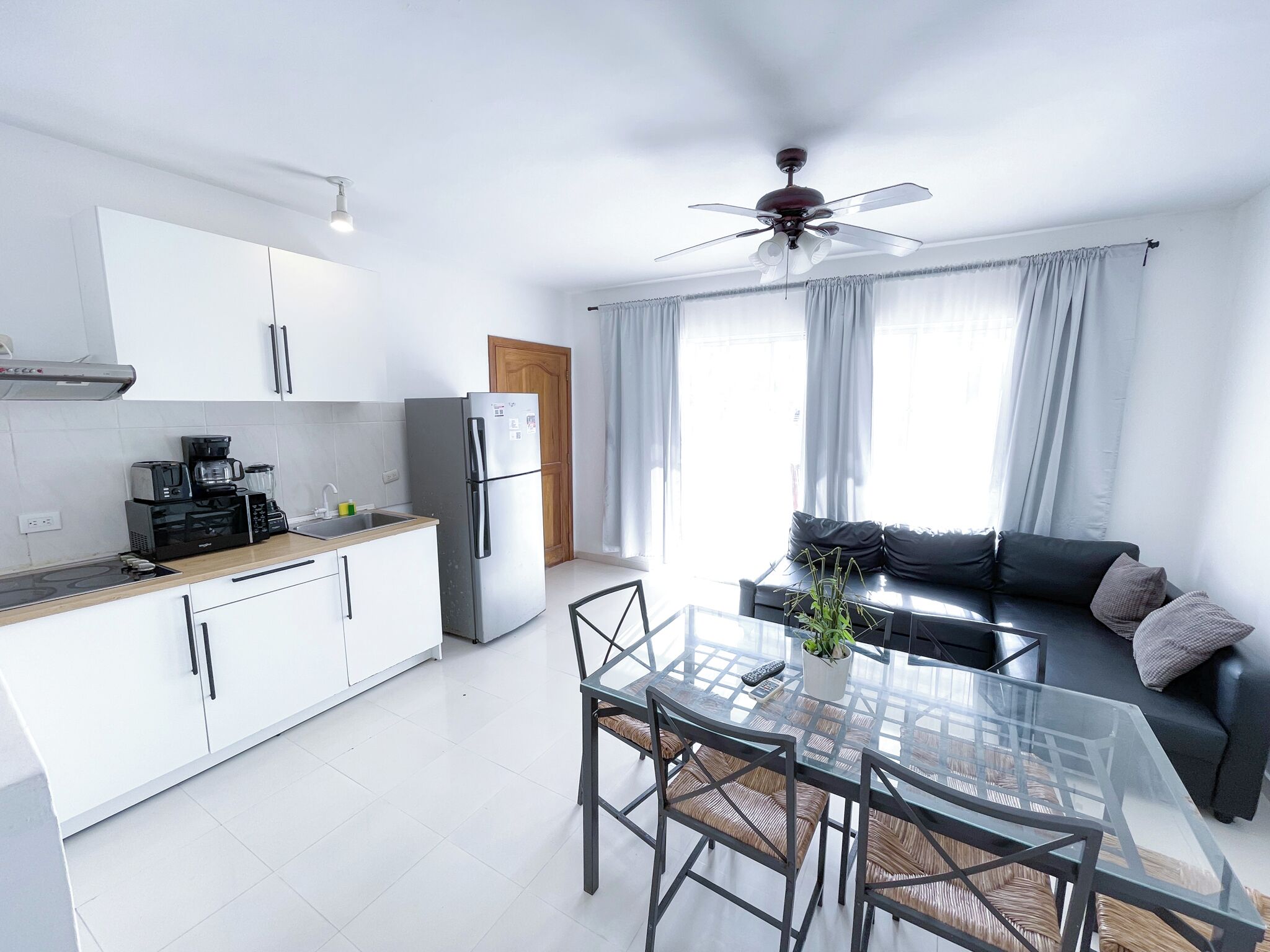Penthouse Premium, vista para a piscina | Cozinha privada | Um frigorífico, uma placa de cozinha, uma cafeteira/bule 