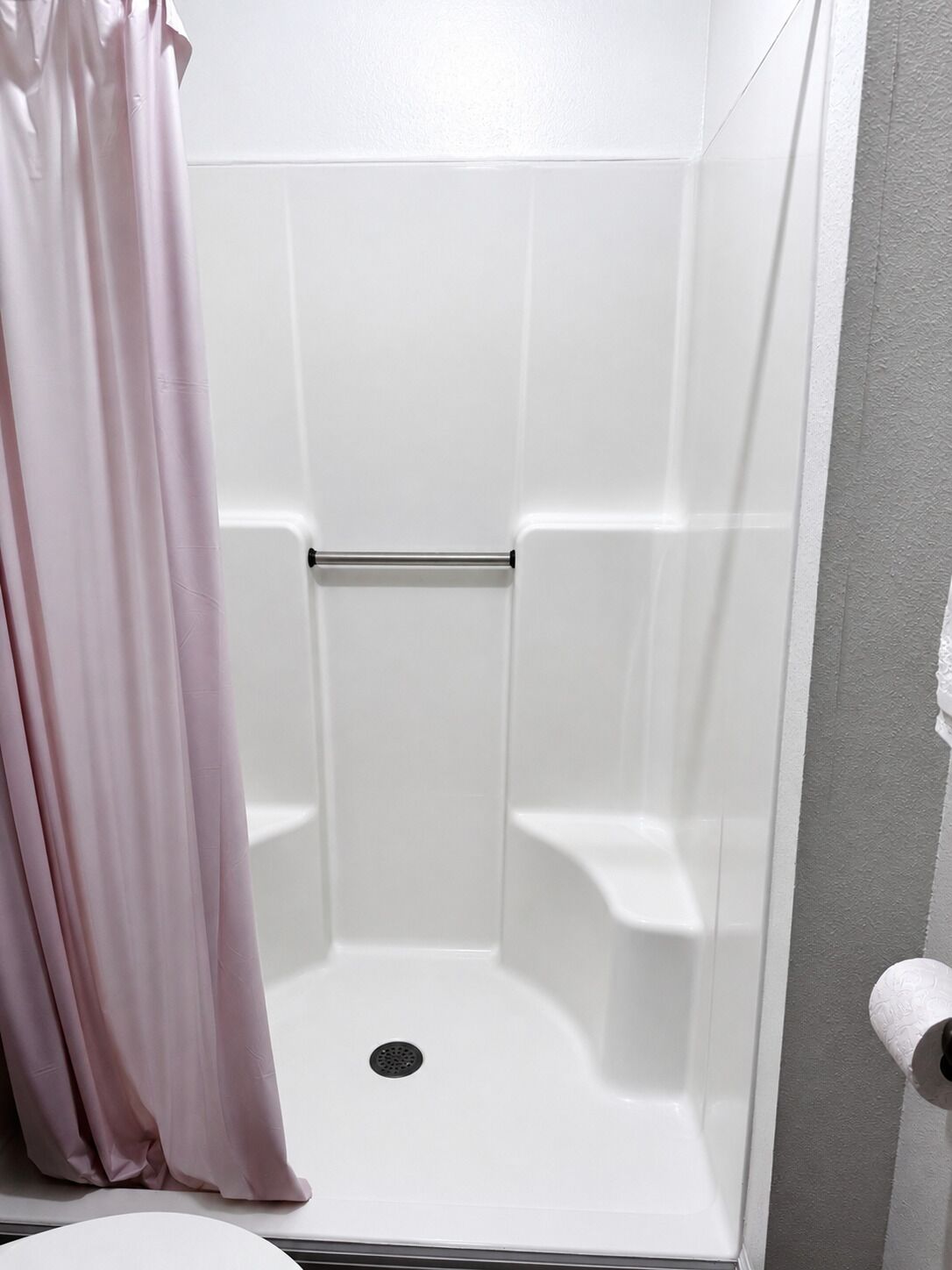 Quarto solteiro econômico, cozinha americana | Banheiro