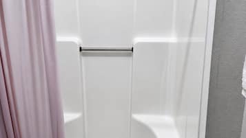 Quarto solteiro econômico, cozinha americana | Banheiro