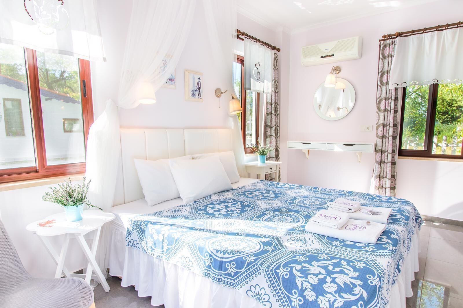 Quarto casal, vista para a piscina | Roupas de cama premium, cofres nos quartos