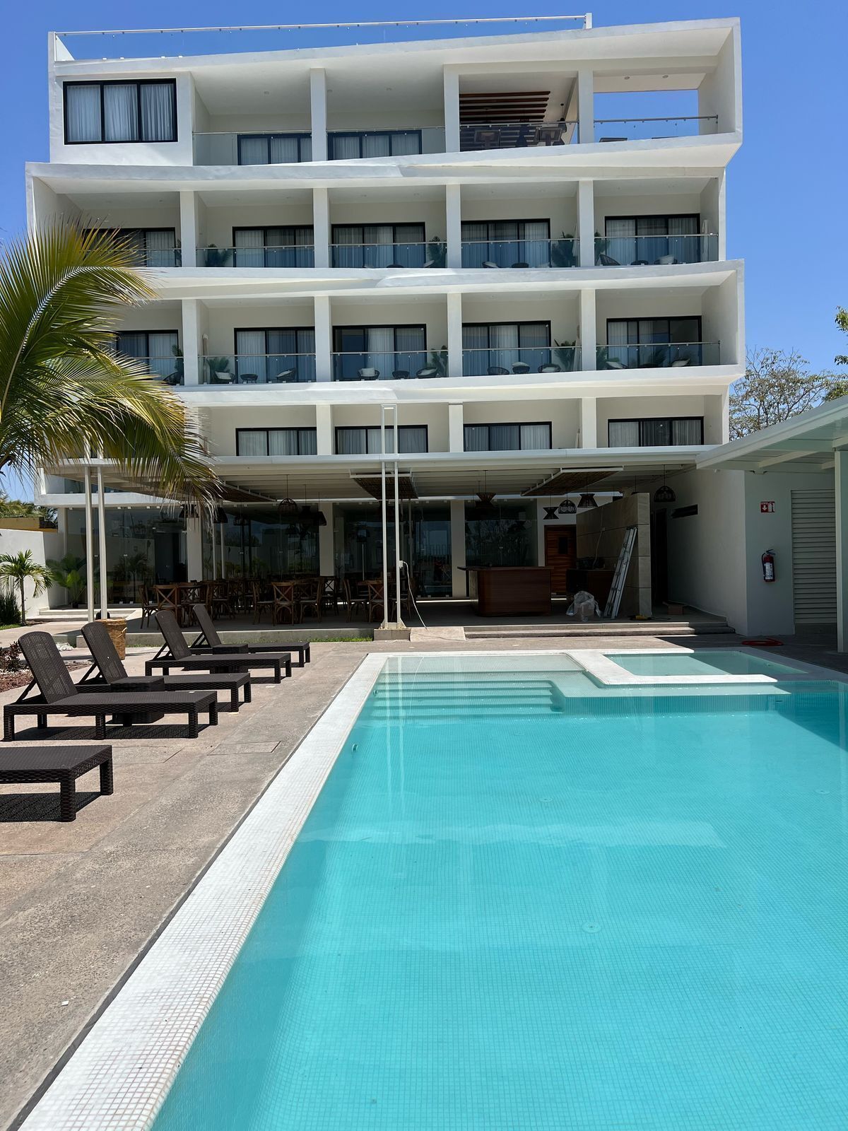 15 piscinas externas, funciona das 7h às 23h, guarda-sóis