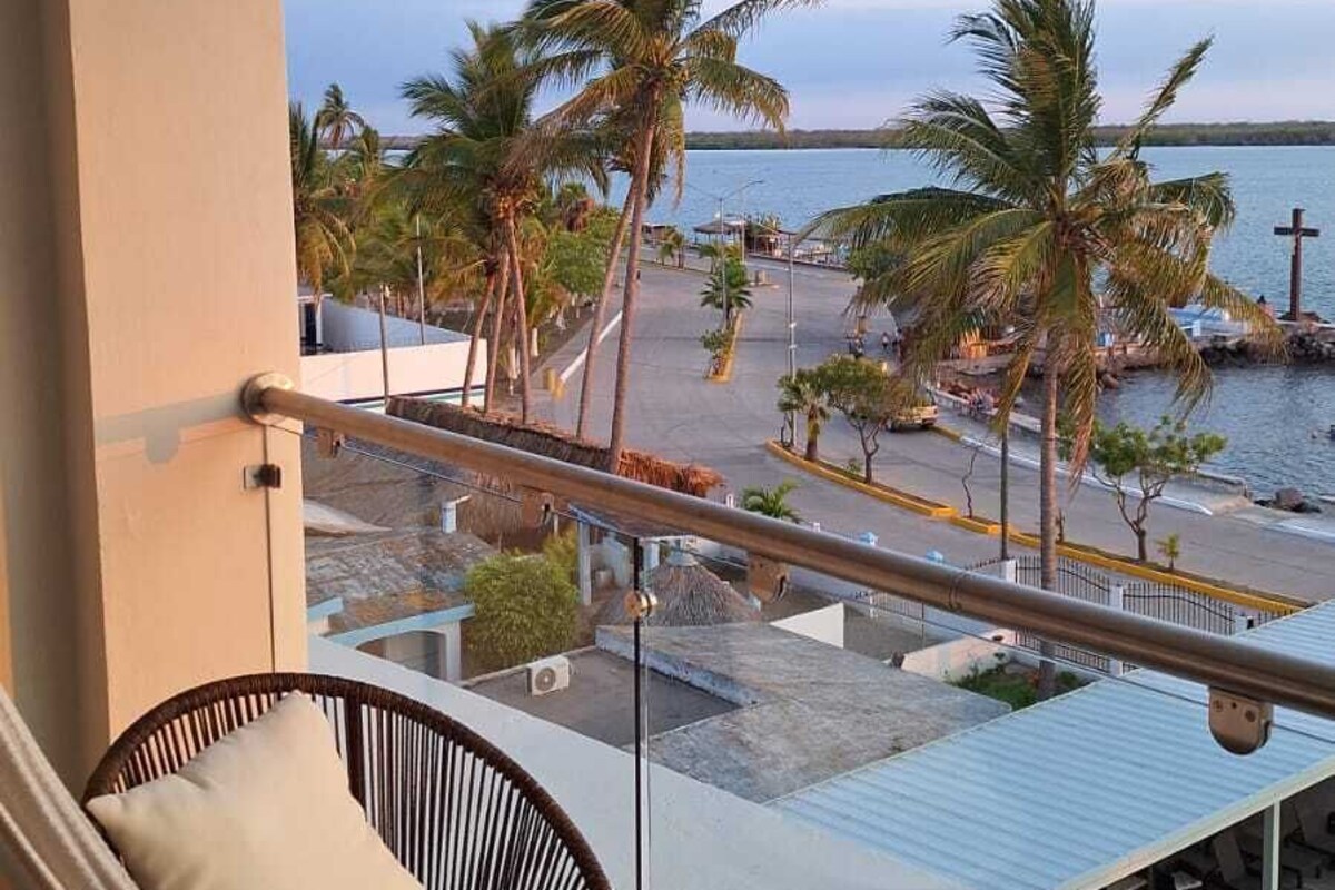 Quarto básico, sacada, vista para o mar | Cofres nos quartos, ferros/tábuas de passar roupa