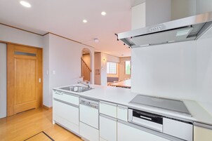 Casa Deluxe, não fumadores (Include projector) | Cozinha privada | Uma panela elétrica de arroz, utensílios de cozinha, Congelador 