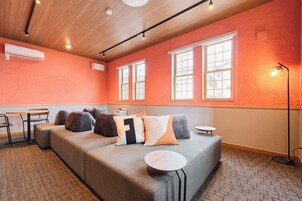 Casa luxo, para não fumantes (Include projector) | Área de estar | TV de tela plana 65 polegadas com canais digitais