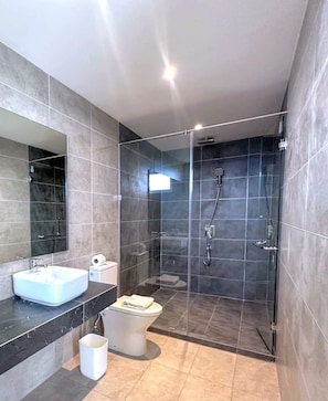 Apartamento, 2 quartos, Vista para a cidade | Casa de banho | Um polibã, artigos de higiene pessoal grátis, um secador de cabelo 