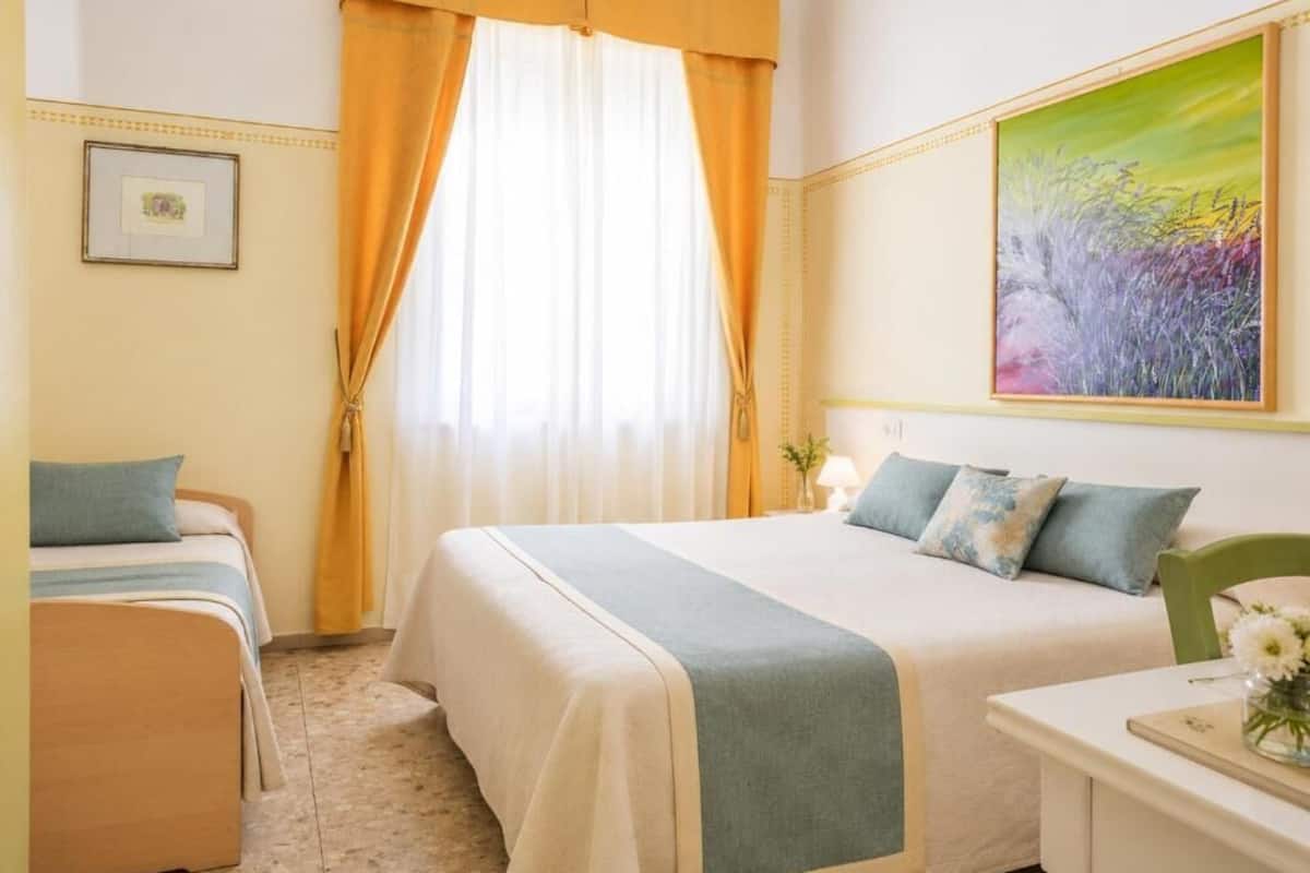 Quarto Triplo Básico | Cofre no quarto, Wi-fi grátis, roupa de cama fornecida 