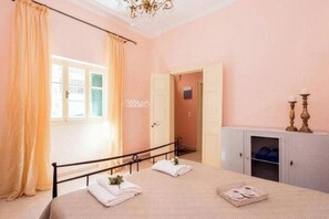 Apartamento família, vista para a cidade | Cofres nos quartos, cortinas blackout, ferros/tábuas de passar roupa