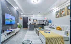 Apartamento luxo, sacada, vista para a cidade | Área de estar