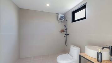 Uma casa de banho moderna com sanita, lavatório e cabine de duche.