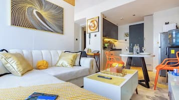 Apartamento luxo, sacada, vista para a cidade | Área de estar