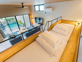 Villa Deluxe, varanda, vista para a piscina | Secretária, Wi-fi grátis