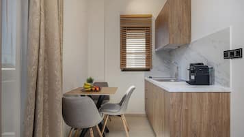 Estúdio Superior | Kitchenette privada | Minifrigorífico, uma máquina de café expresso, uma chaleira elétrica