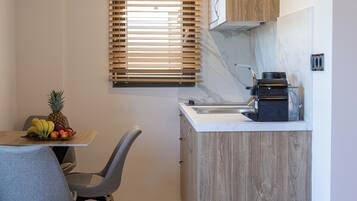 Superior Studio - Ground Floor | Kitchenette privada | Minifrigorífico, uma máquina de café expresso, uma chaleira elétrica