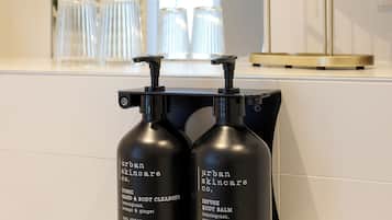 Secador de cabelo, toalhas de banho, sabonete, shampoo