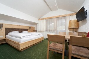 Suíte, sacada, vista para a montanha | Roupas de cama antialérgicas, cofres nos quartos, quartos à prova de som