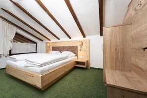 Suite, varanda, vista para a montanha | Roupa hipoalergénica, cofre no quarto, quartos insonorizados