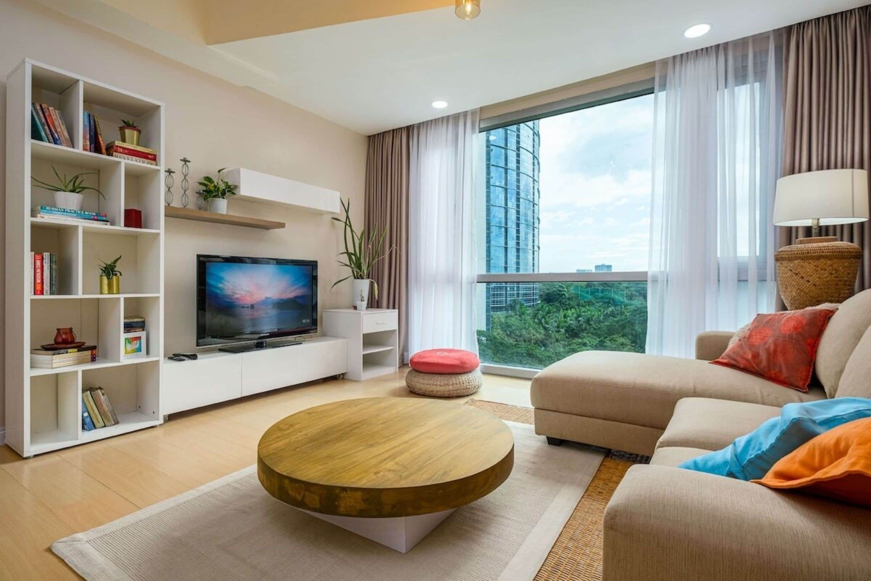 Apartamento Comfort em Condomínio Fechado, 2 quartos, kitchenette, Vista para a cidade | Sala | Smart TV de 32 polegadas com canais digitais, livros 