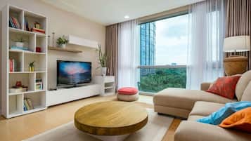Apartamento Comfort em Condomínio Fechado, 2 quartos, kitchenette, Vista para a cidade | Sala | Smart TV de 32 polegadas com canais digitais, livros