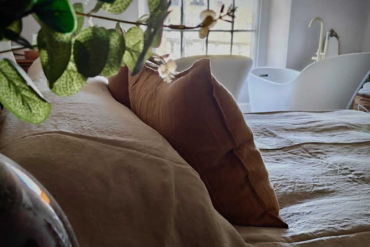 Quarto casal design, suíte (Twin slipper baths) | Cofres nos quartos, ferros/tábuas de passar roupa, Wi-Fi de cortesia